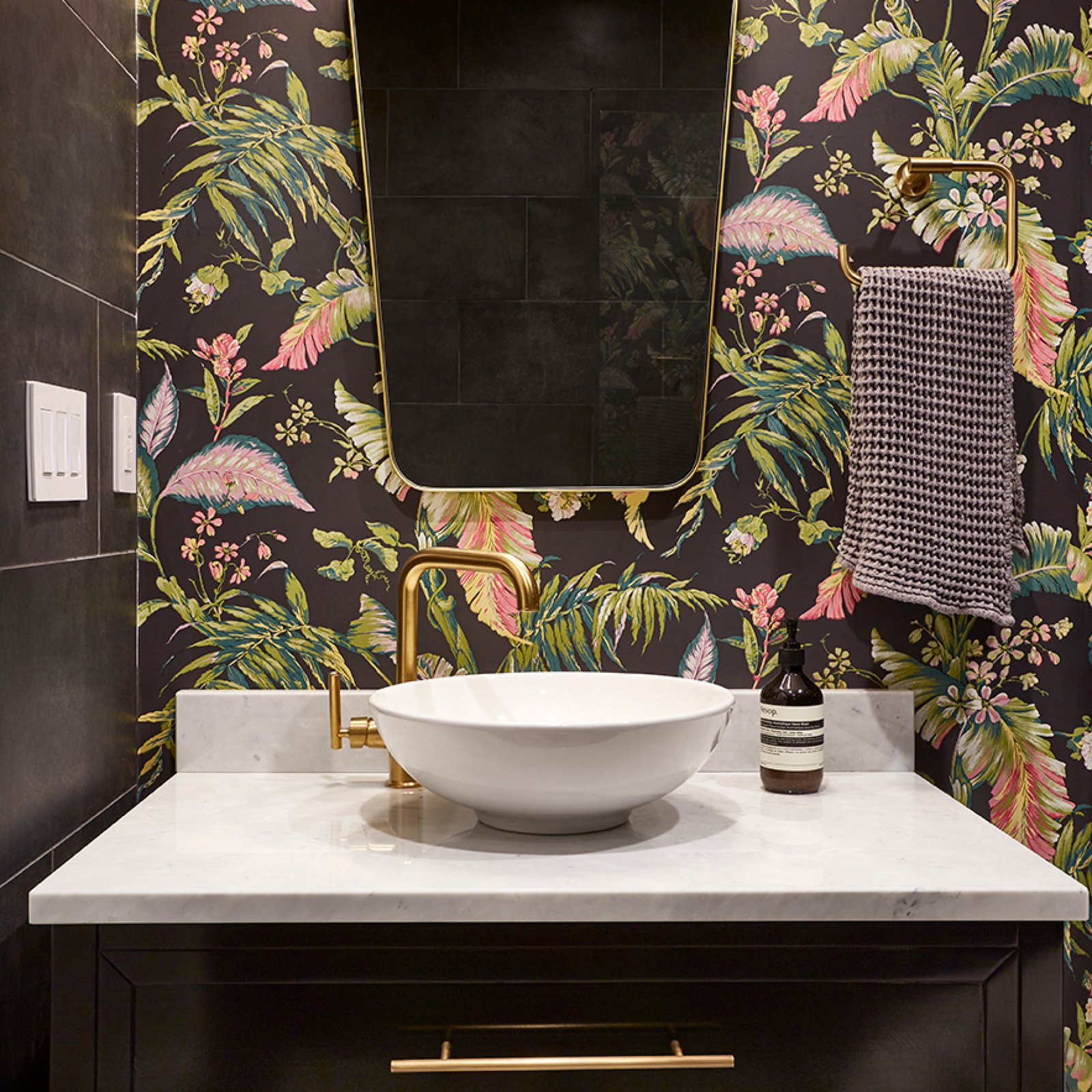 Wallpaper Pros and Cons & Design Ideas