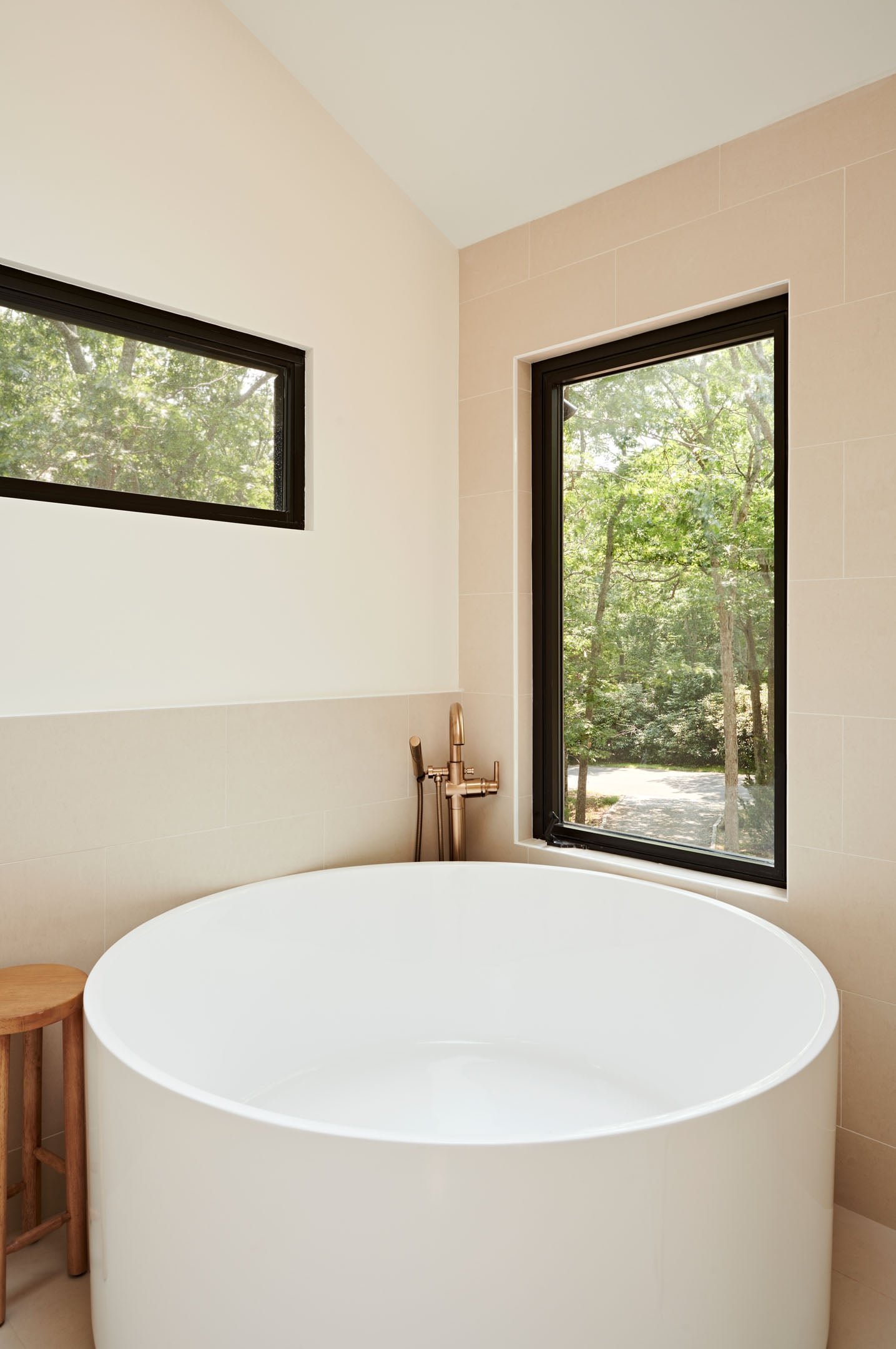 What is a Japanese Soaking Tub and How to Install One